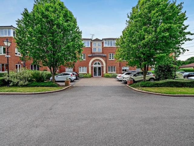 Carlton Place, Northwood HA6 2 bed apartment to rent £2,000 pcm £462 pw