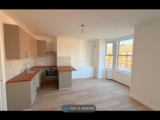 Carlton Road, Salford M6, 2 bed flat to rent, £1,125 pcm | PrimeLocation