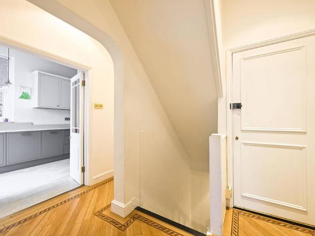 Carmalt Gardens, West Putney, London. 3 bed flat to rent £5,634 pcm £1,300 pw