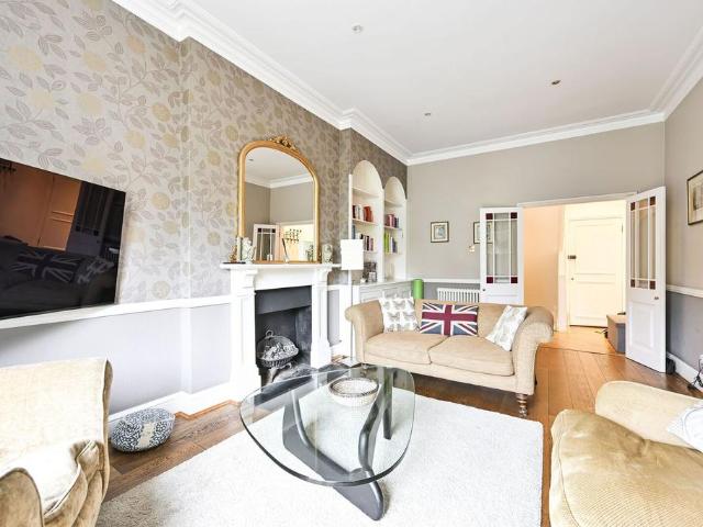 Carmalt Gardens, West Putney, London. 3 bed flat to rent £5,634 pcm £1,300 pw
