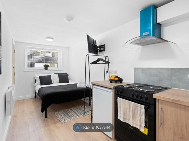 Carmichael Road, London SE25, Room to rent, £950 pcm | PrimeLocation