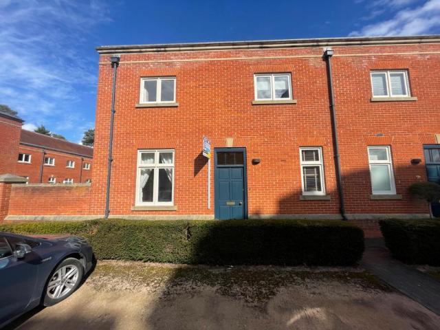 Carnarvon Court, Bretby. 3 bed semi detached house to rent £1,195 pcm £276 pw