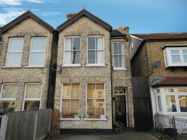 Carnarvon Road, South Woodford 2 bed flat to rent £1,850 pcm £427 pw