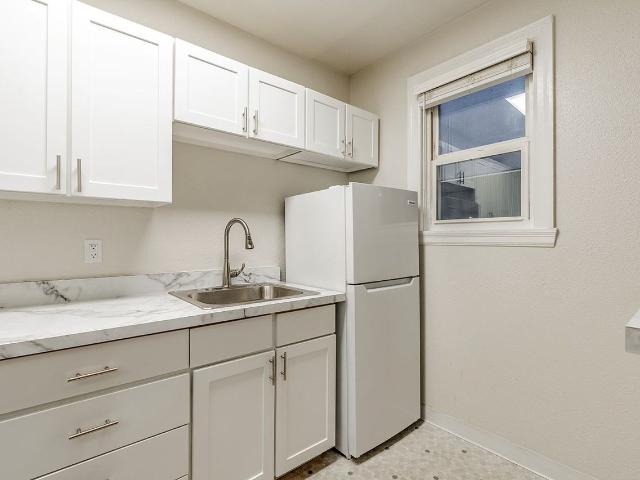 Carolina Court Studio Apartment for Rent at 527 Eastlake Ave E, Seattle, WA 98109 South Lake Union