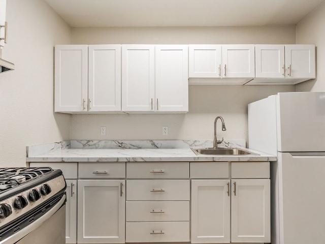 Carolina Court Studio Apartment for Rent at 527 Eastlake Ave E, Seattle, WA 98109 South Lake Union