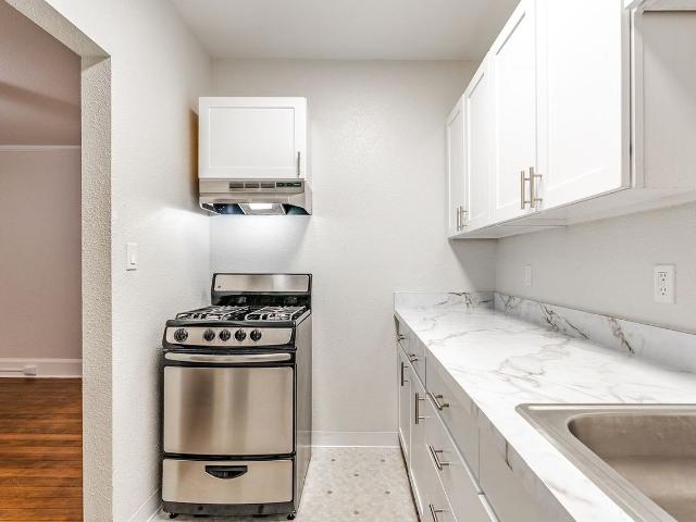 Carolina Court Studio Apartment for Rent at 527 Eastlake Ave E, Seattle, WA 98109 South Lake Union