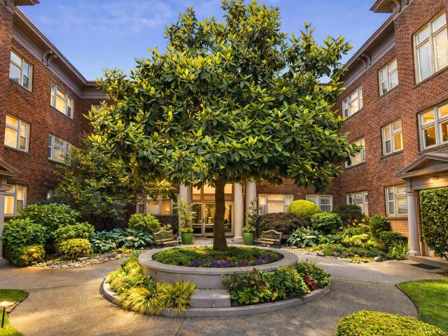 Carolina Court Studio Apartment for Rent at 527 Eastlake Ave E, Seattle, WA 98109 South Lake Union