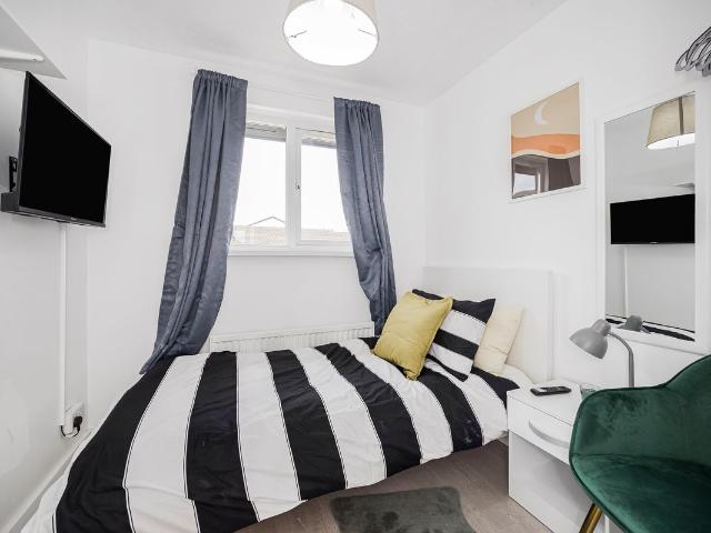 Carolina Close, London E15, Room to rent, £680 pcm | PrimeLocation