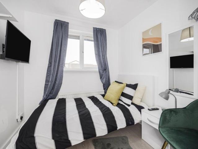 Carolina Close, London E15, Room to rent, £700 pcm | PrimeLocation