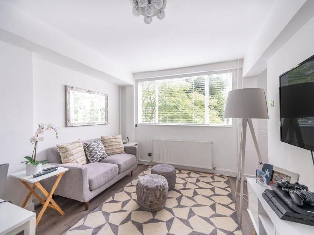 Caroline Court, Notting Hill, London. Studio to rent £3,467 pcm £800 pw
