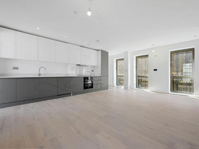 Caroline Street, London, E1 2 bed flat to rent £2,300 pcm £531 pw