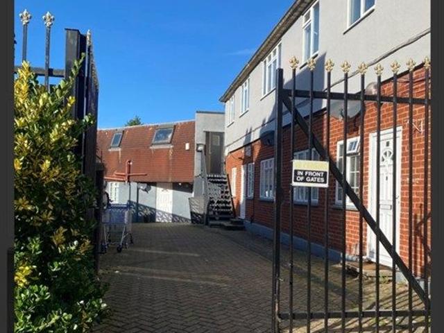 Carpenters Court, Bromley BR1, 1 bed flat to rent, £1,395 pcm | PrimeLocation