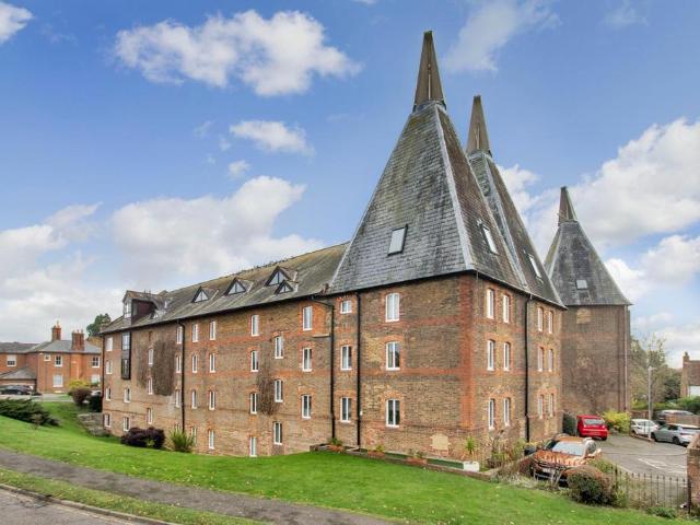 Carpenters Lane, Hadlow, Tonbridge 2 bed character property to rent £1,550 pcm £358 pw