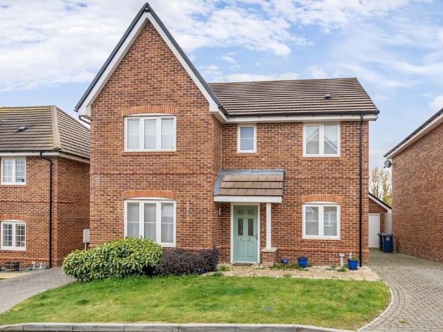 Carpenters Way, Farnham GU9 4 bed detached house to rent £2,525 pcm £583 pw