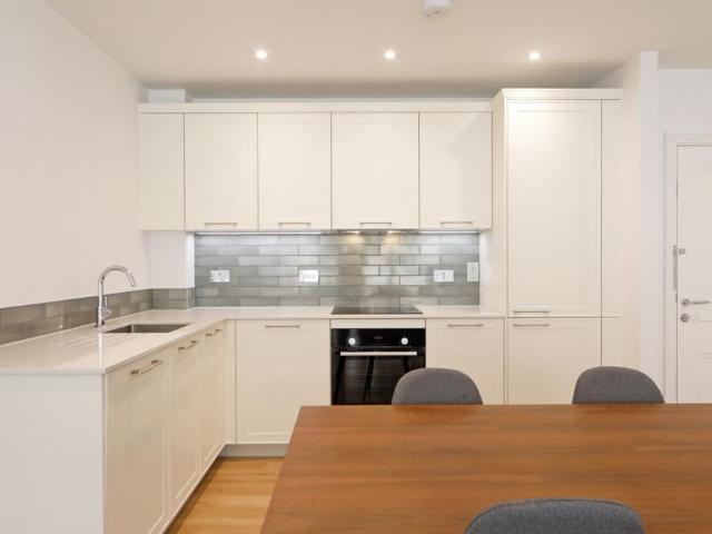 Carraway Street Reading RG1 2 bed apartment to rent £2,100 pcm £485 pw