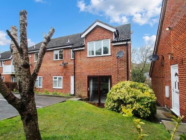 Carrington Road, High Wycombe HP12 2 bed property to rent £1,325 pcm £306 pw