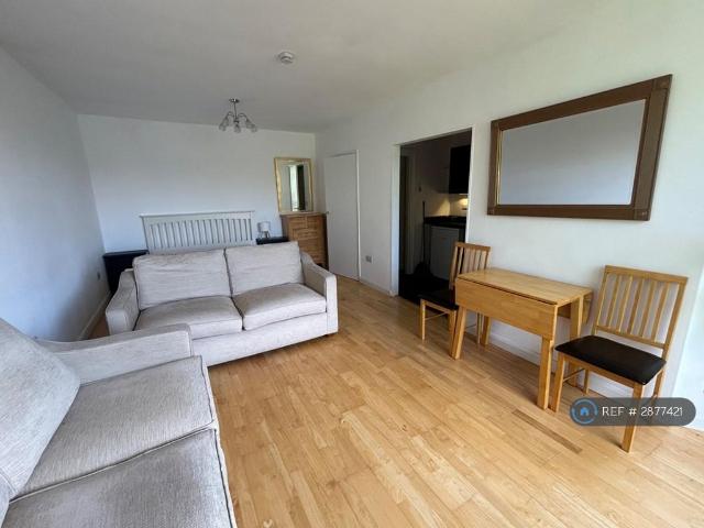 Carrick Court, London, SE11 Studio to rent £1,550 pcm £358 pw