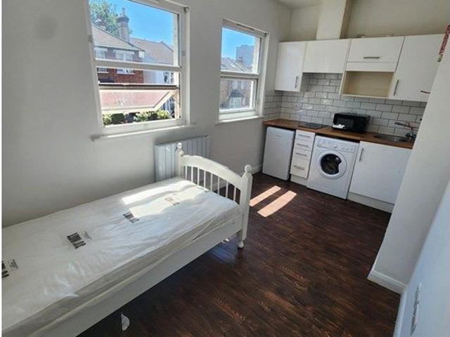 Carshalton Road, Sutton SM1, Studio to rent, £950 pcm | PrimeLocation