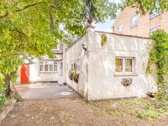 Castelnau, London SW13 4 bed detached house to rent £4,500 pcm £1,038 pw