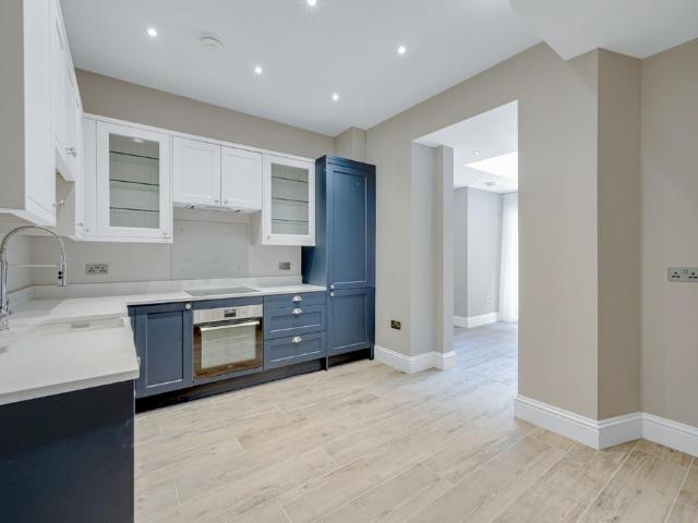 Castletown Road, London, Greater. 2 bed flat to rent £2,850 pcm £658 pw