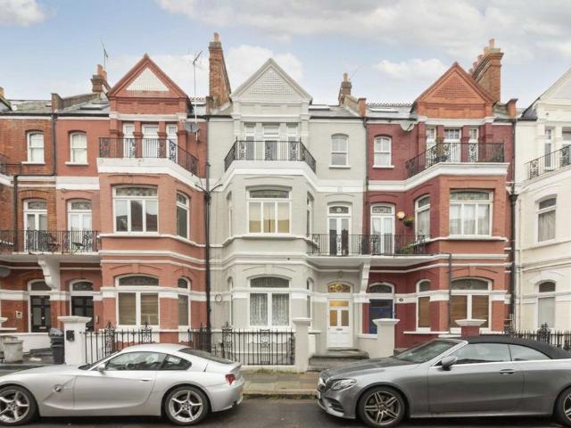 Castletown Road, London W14 4 bed flat to rent £5,400 pcm £1,246 pw