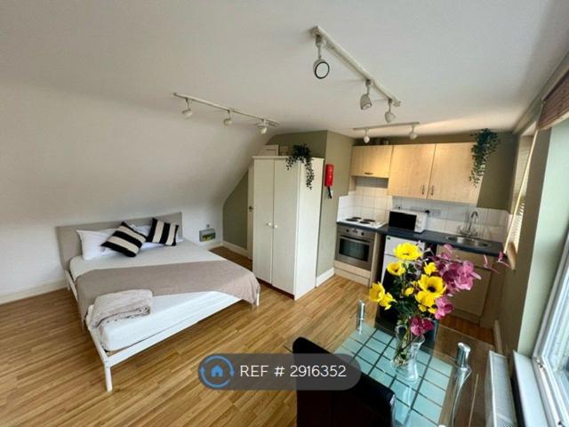 Castletown Road, London W14, 1 bed flat to rent, £1,200 pcm | PrimeLocation