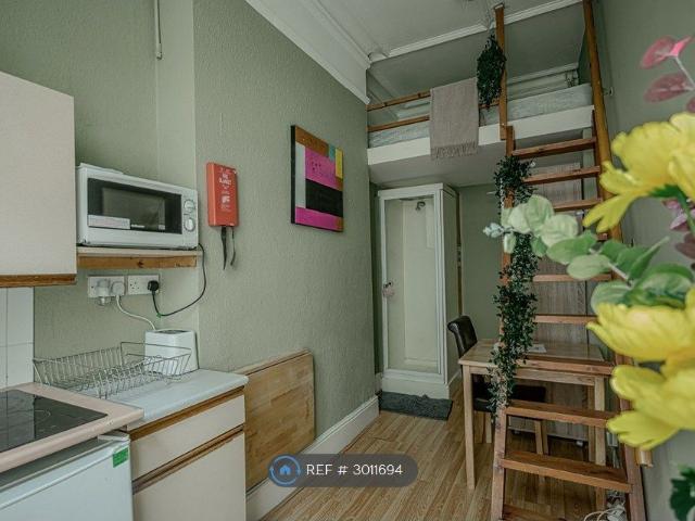Castletown Road, London W14, Studio to rent, £860 pcm | PrimeLocation
