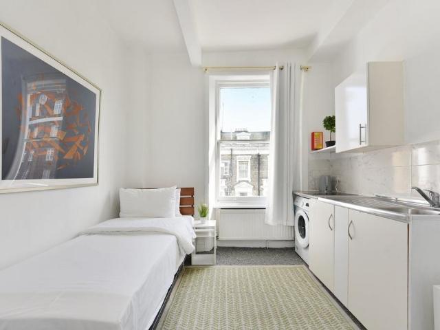Castletown Road, London W14 Studio to rent £1,447 pcm £334 pw