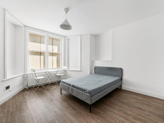 Castletown Road, London, W14 Studio to rent £1,600 pcm £369 pw