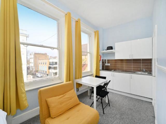 Castletown Road, London W14 Studio to rent £2,249 pcm £519 pw