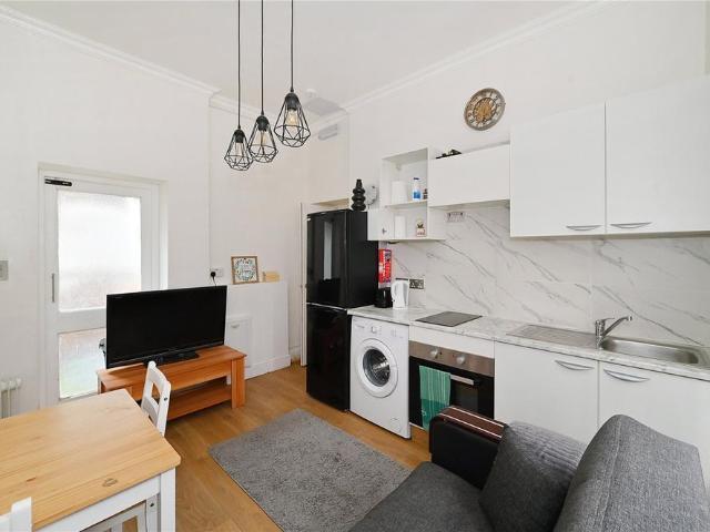 Castletown Road, West Kensington W14 1 bed flat to rent £2,115 pcm £488 pw
