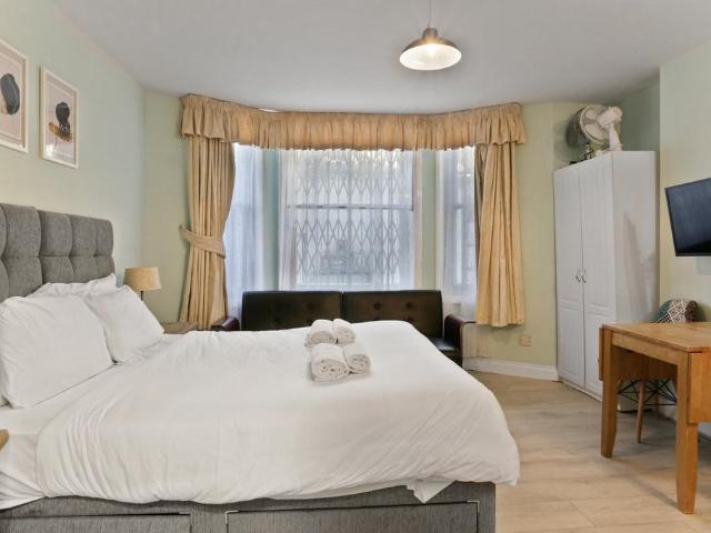 Castletown Road, West Kensington W14 Studio to rent £1,647 pcm £380 pw