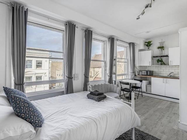 Castletown Road, West Kensington. 1 bed flat to rent £1,450 pcm £335 pw