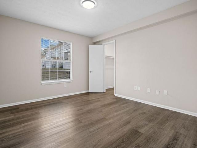 Castle Creek Apartments: Welcome Home to Comfort and Premier Living in Decatur, GA 1 Bedroom Apartment for Rent at 2435 Aylesbury Loop, Decatur, GA 30034