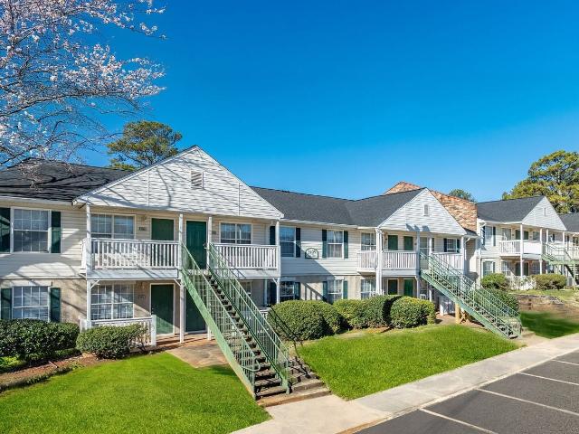 Castle Creek Apartments: Welcome Home to Comfort and Premier Living in Decatur, GA 2 Bedroom Apartment for Rent at 2435 Aylesbury Loop, Decatur, GA 30034
