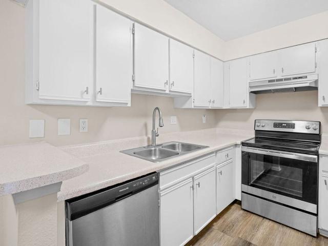 Castle Creek Apartments: Welcome Home to Comfort and Premier Living in Decatur, GA 2 Bedroom Apartment for Rent at 2435 Aylesbury Loop, Decatur, GA 30034