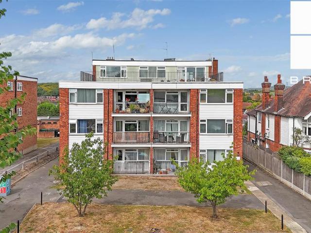 Castle Avenue, Highams Park 2 bed flat to rent £1,950 pcm £450 pw