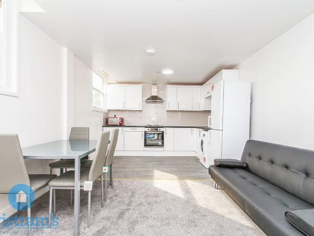 Castle Boulevard, Nottingham NG7, 2 bed flat to rent, £1,200 pcm | PrimeLocation
