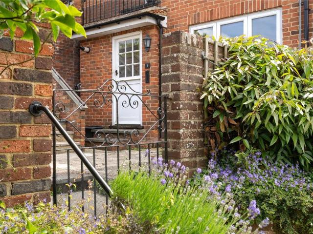Castle Gardens, Duck Lane, Midhurst. 1 bed apartment to rent £1,150 pcm £265 pw