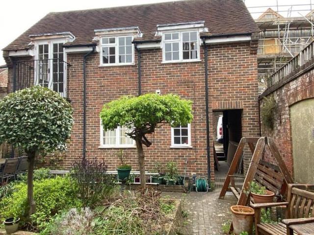 Castle Ditch Lane, Lewes BN7 2 bed detached house to rent £1,695 pcm £391 pw