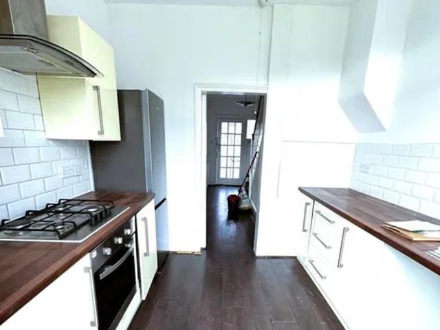 Castle Drive, London, IG4 5AE, United Kingdom | 3 bed townhouse for rent #138932184 | Rentberry