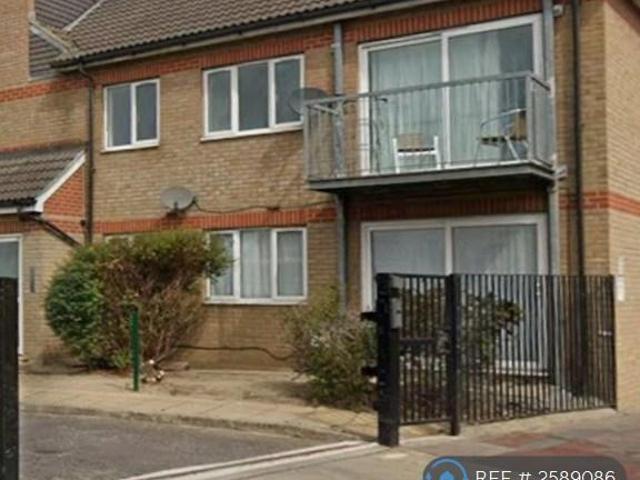 Castle House, Dagenham, RM9 2 bed flat to rent £1,700 pcm £392 pw