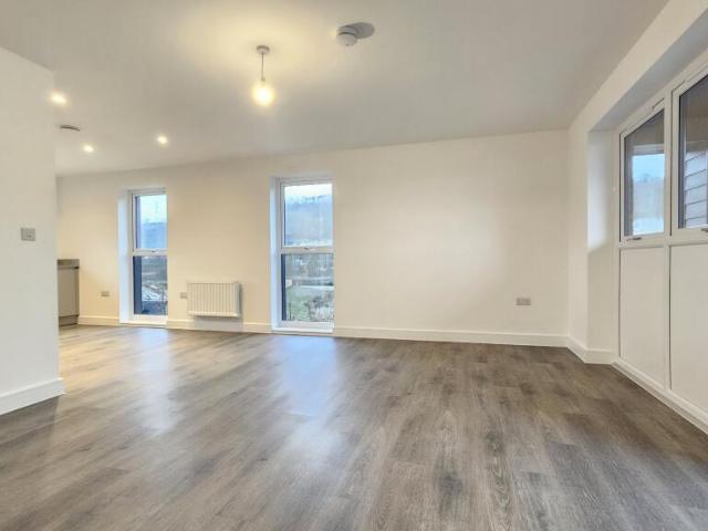 Castle Hill, Ebbsfleet Valley DA10 2 bed flat to rent £1,700 pcm £392 pw