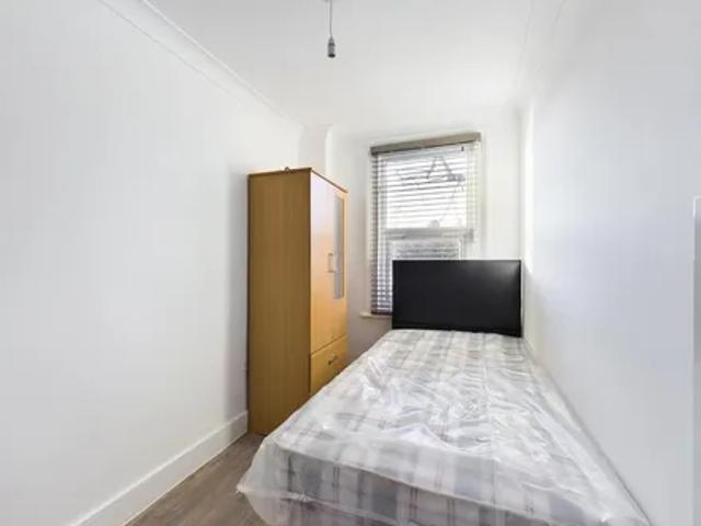 Castle Hill Property Services, 23 The Avenue, London, W13 8JP, United Kingdom | Room for rent #127199406 | Rentberry