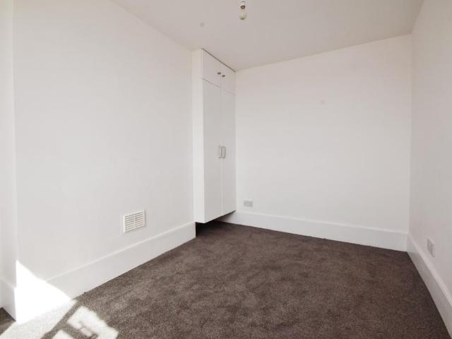 Castle Hill Road Dover CT16 2 bed apartment to rent £900 pcm £208 pw