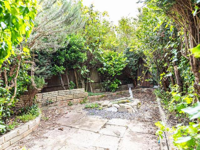 Castle Lane West, Bournemouth BH9 2 bed flat to rent £1,175 pcm £271 pw