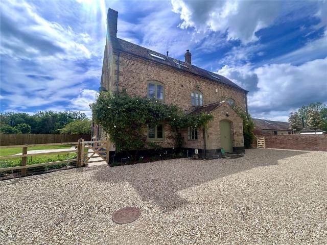 Castle Lane, Moreton Valence. 6 bed detached house to rent £4,500 pcm £1,038 pw