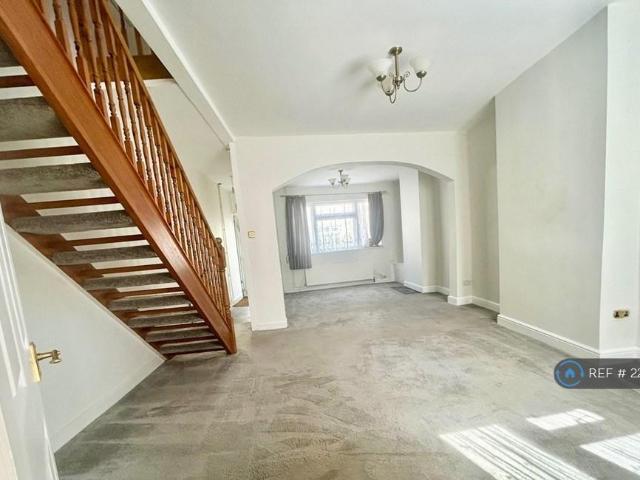 Castle St, Queenborough, ME11 3 bed terraced house to rent £1,270 pcm £293 pw