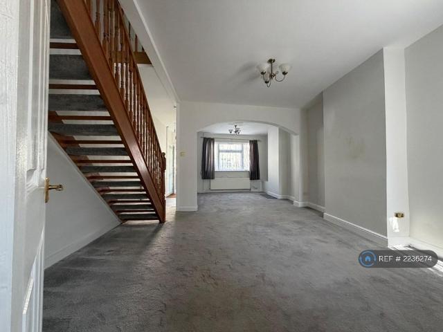 Castle St, Queenborough, ME11 3 bed terraced house to rent £1,270 pcm £293 pw