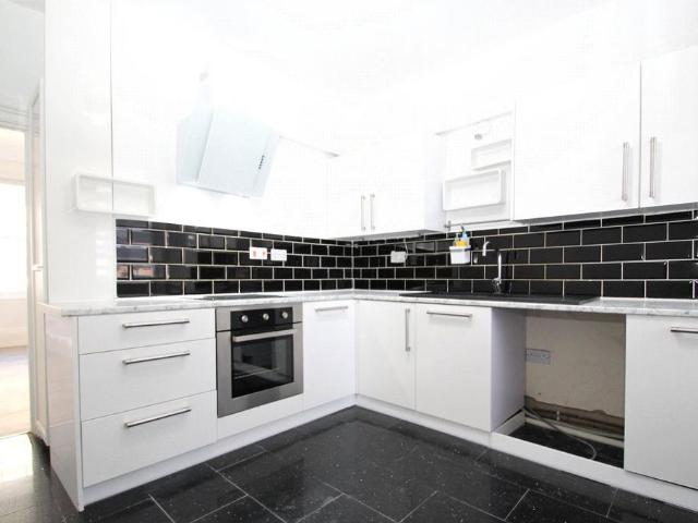 Castle Street, Buckingham, MK18 2 bed flat to rent £1,000 pcm £231 pw